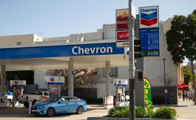 Berkshire unloads $8 billion in Chevron as oil surge sends shares to ...