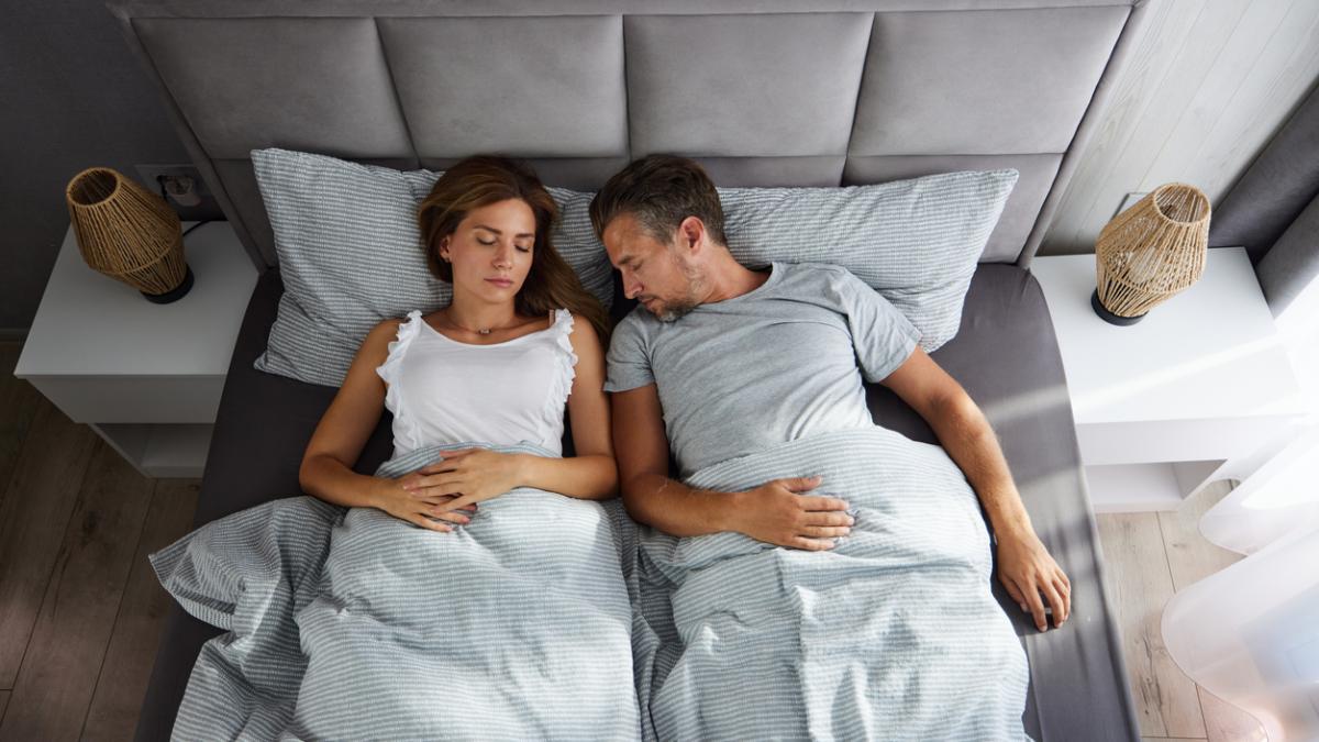 Qué dice de ti dormir en el lado izquierdo (o derecho) de la cama ...