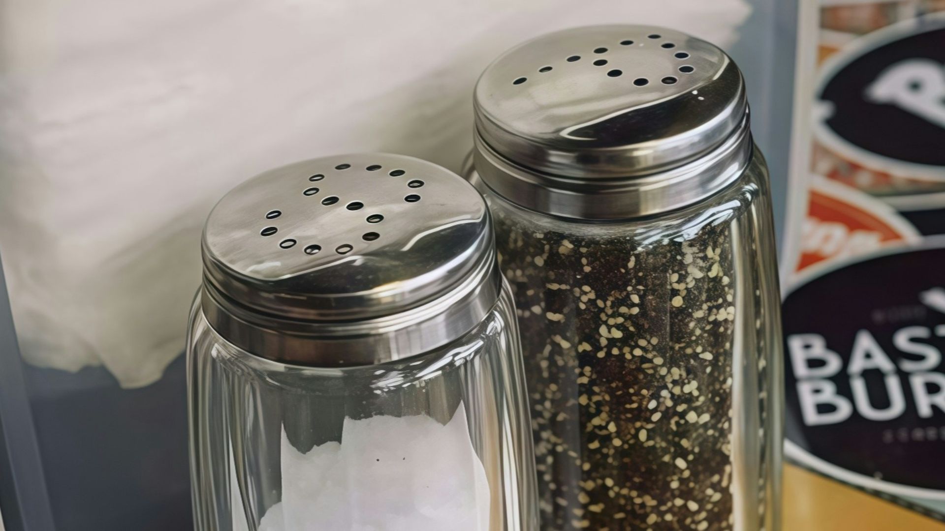 10 items you can take from restaurants & 10 things you can't steal