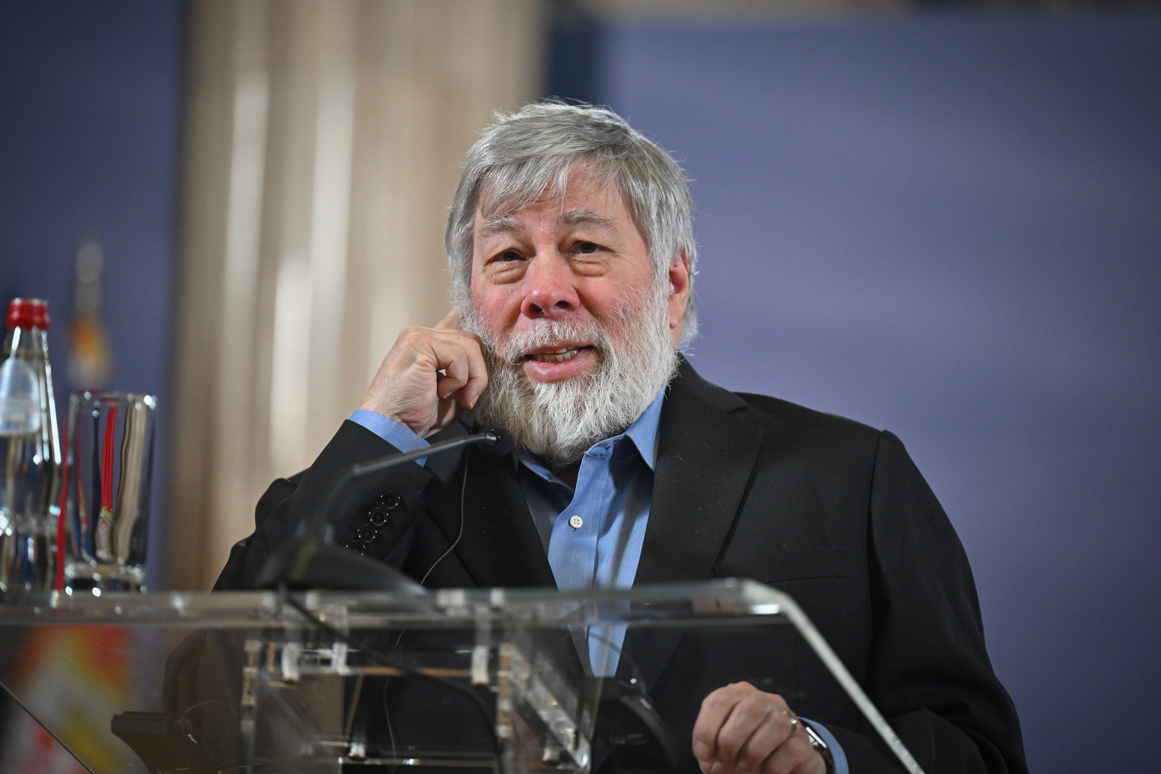 Apple cofounder Steve Wozniak got cheers, not boos, after telling ...