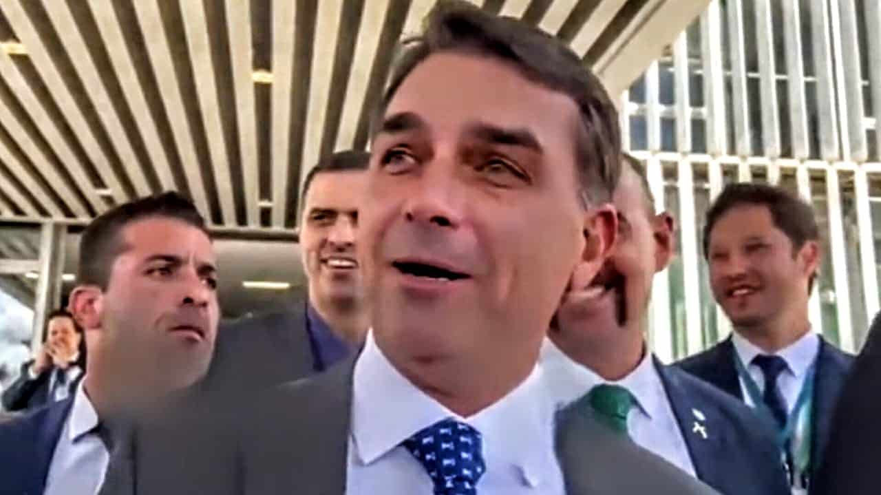 Vídeo – Deboche: Flávio Bolsonaro responde em inglês sobre Trump a ...