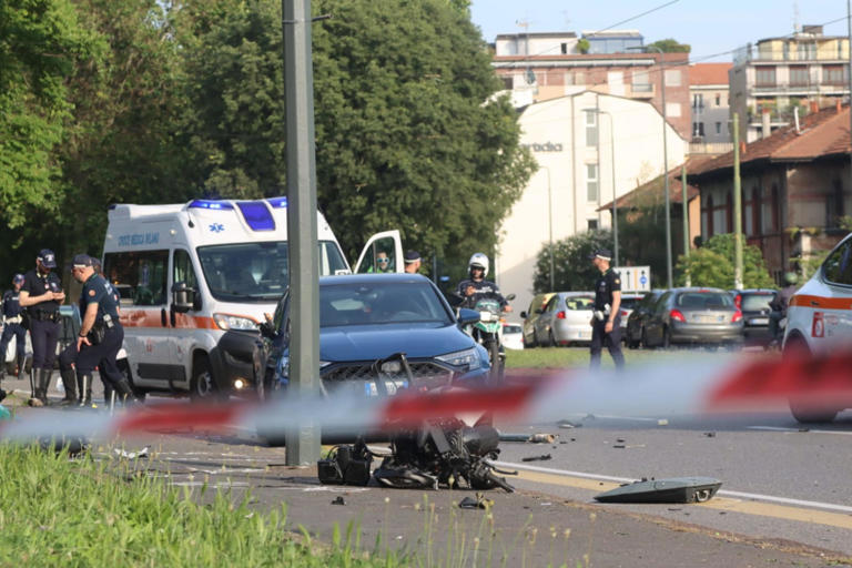 Scontro con un'auto, morto motociclista a Milano