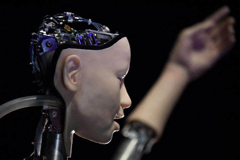 Artificial intelligence glitch at Arizona college graduation sparks ...