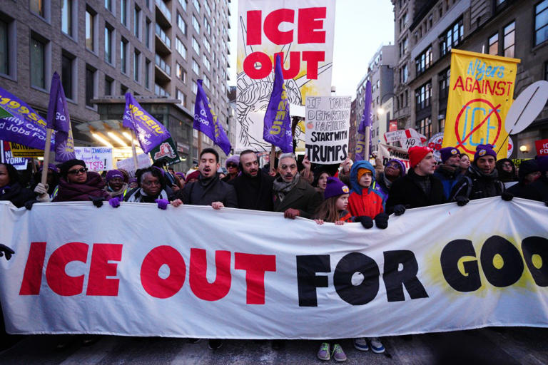 Albany pols pass Hochul sanctuary state bill, other extreme anti-ICE ...