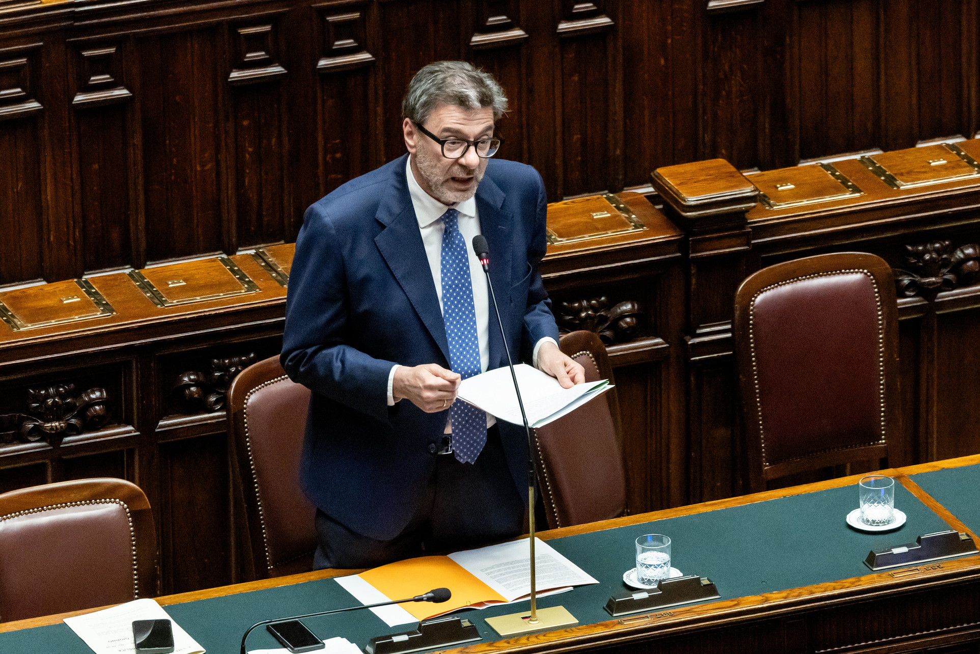 Benzina, l'annuncio di Giorgetti: "Taglio accise fino alla prima ...