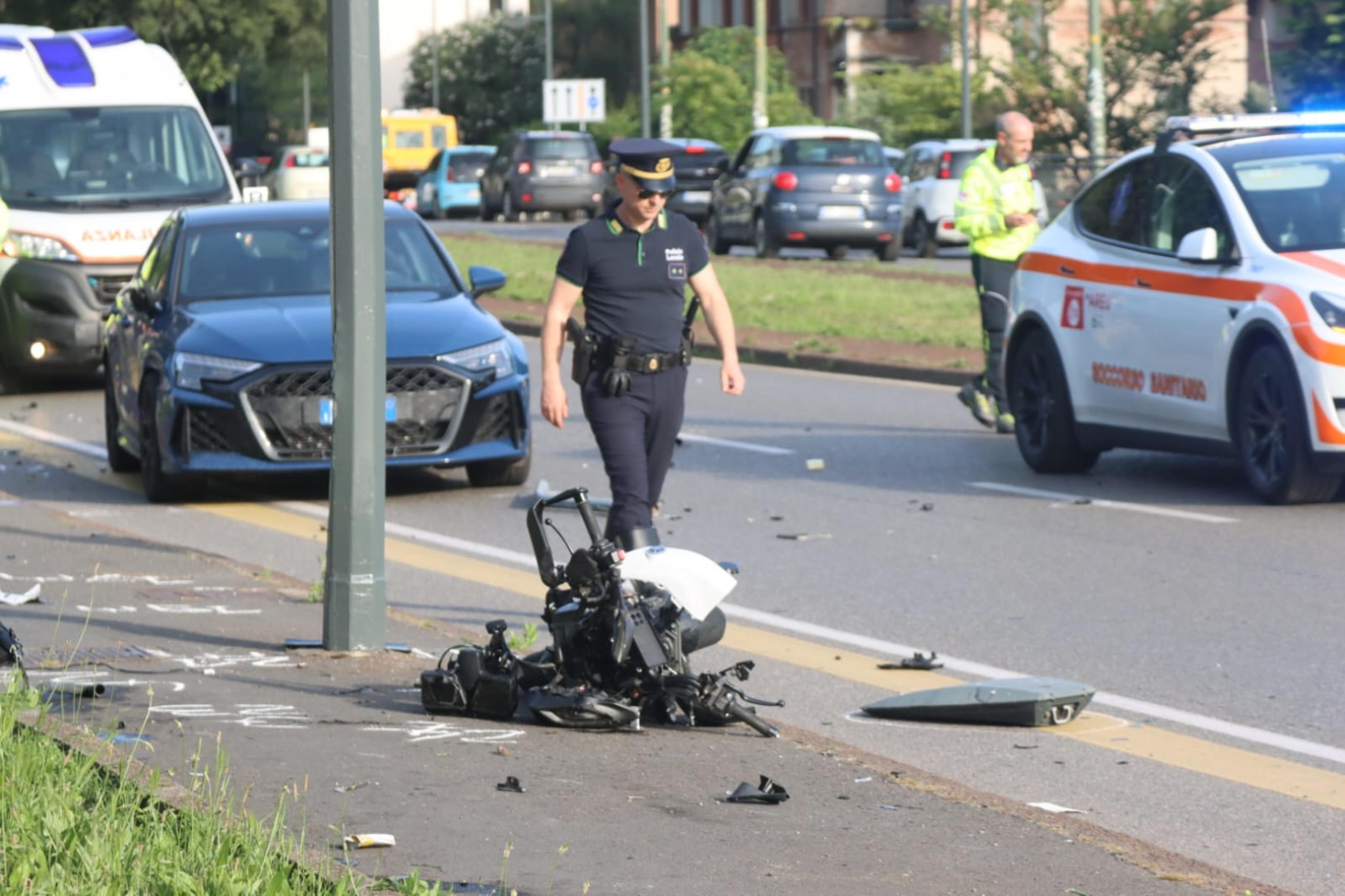Scontro con un'auto, morto motociclista a Milano