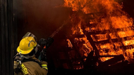 Santa Clarita Valencia fire update: Blaze seen near Auto Center Court ...
