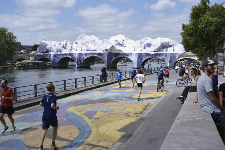 The oldest bridge in Paris was swallowed overnight by a giant ...