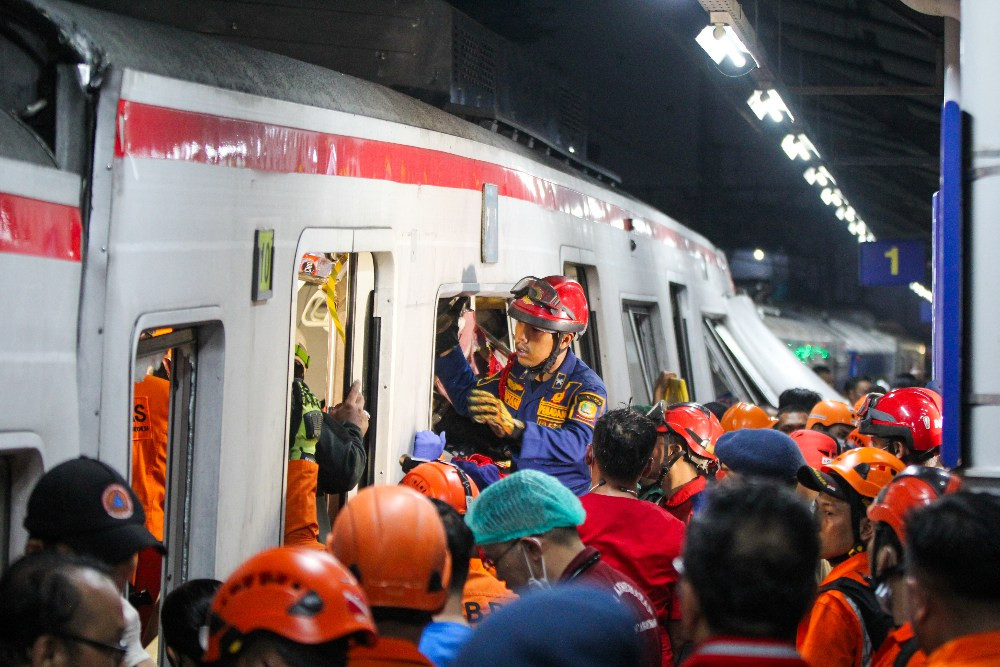Kecelakaan KA di Bekasi: Keandalan sistem diragukan hingga dugaan human ...