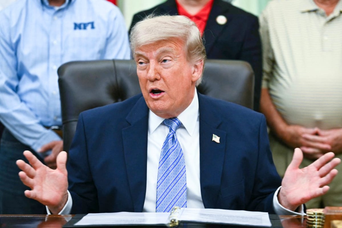 Trump's design plans for 250-foot arch scores key stamp of approval