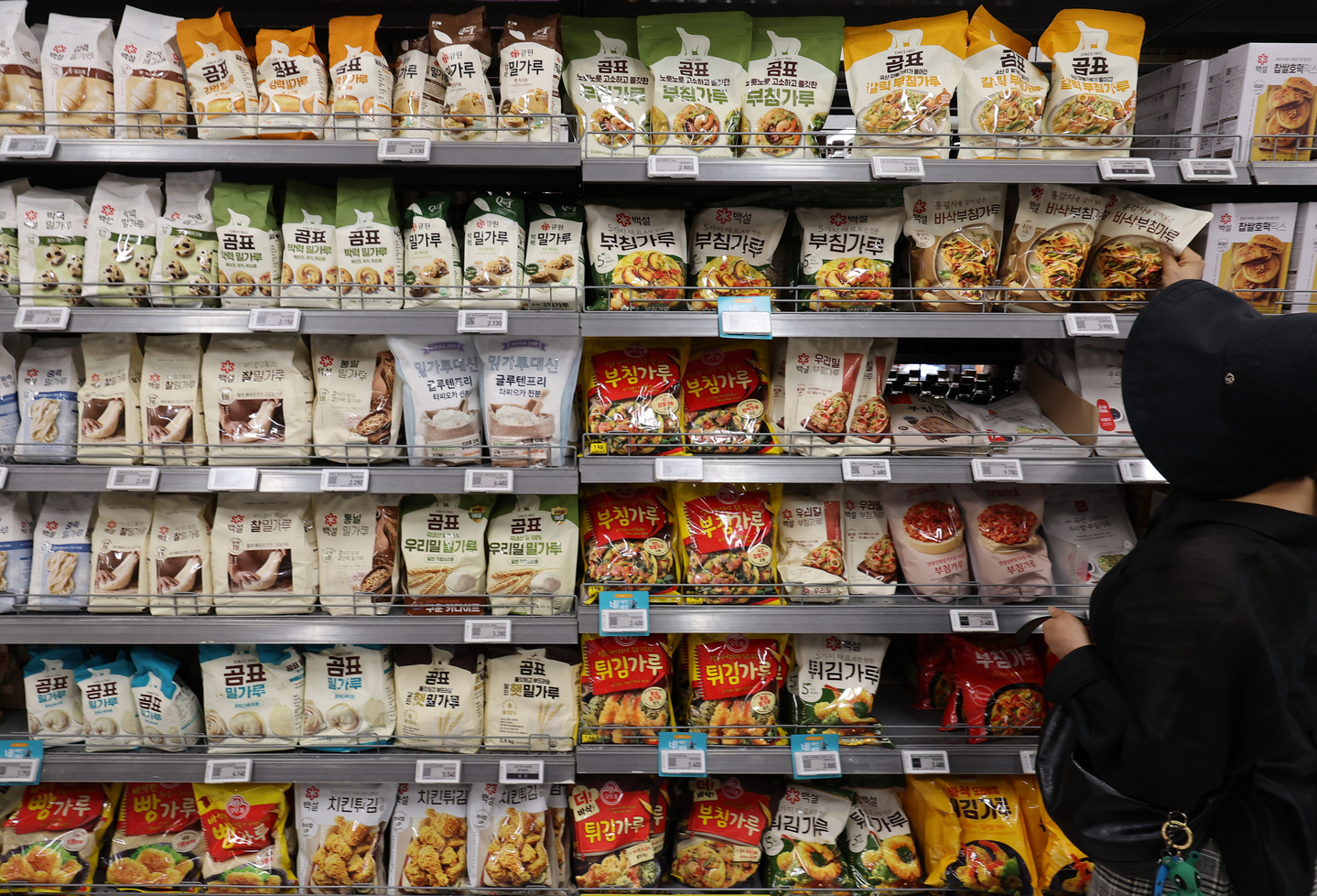 Consumer sentiment sharply rises in May on robust chip exports, stock rally