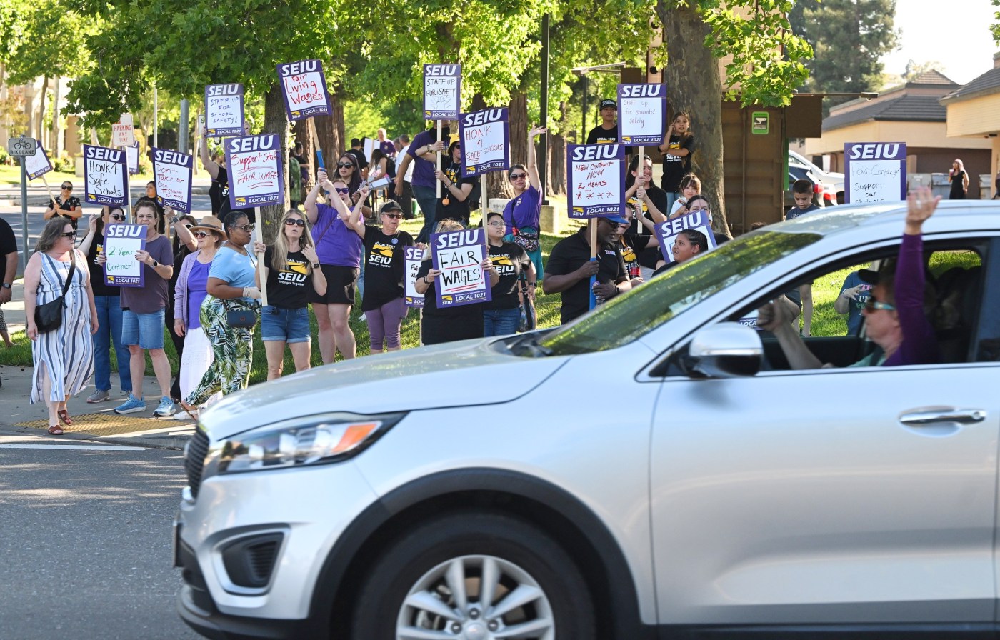 VUSD classified employees picket school board meeting