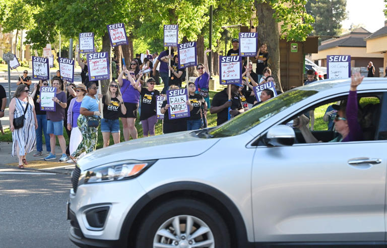 VUSD classified employees picket school board meeting