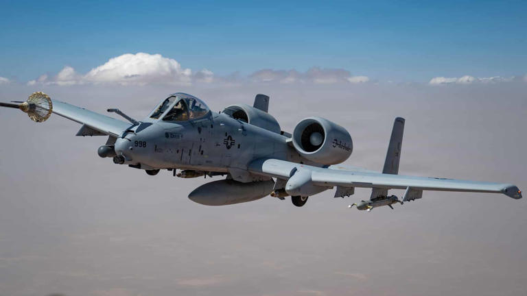 A-10s deployed to the Middle East now flying with new refueling probe ...