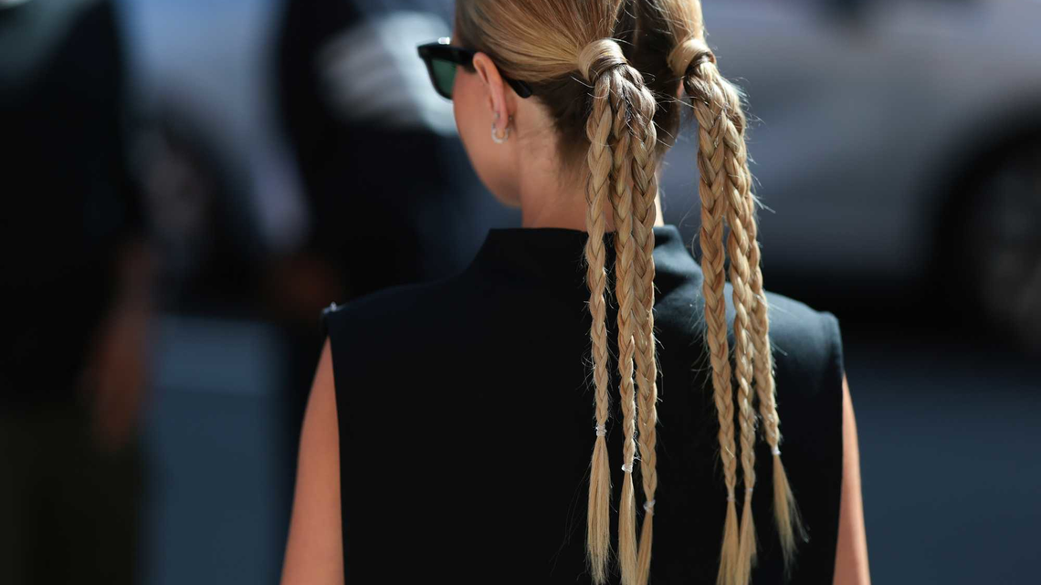 Statt einem Ponytail tragen alle jetzt den "Medusa Zopf": Diese Y2K ...