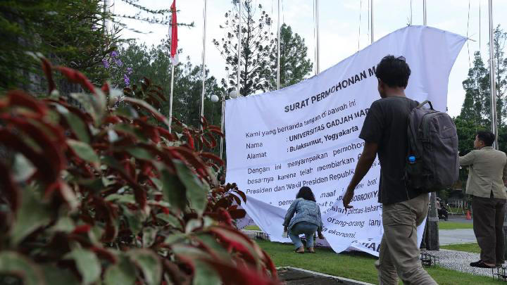Kata mahasiswa soal baliho permohonan maaf di gerbang UGM