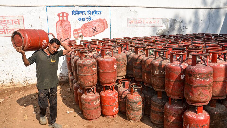 LPG cylinder rates on May 22: How much does domestic and commercial gas ...