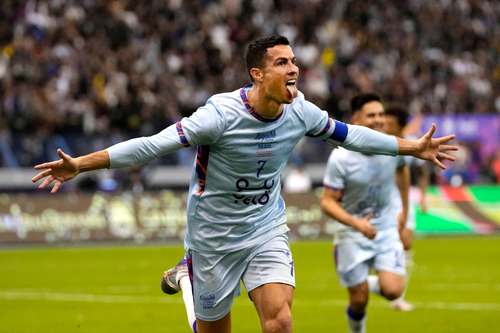 Ronaldo ends Saudi trophy drought with 2 goals in Al-Nassr's win to ...