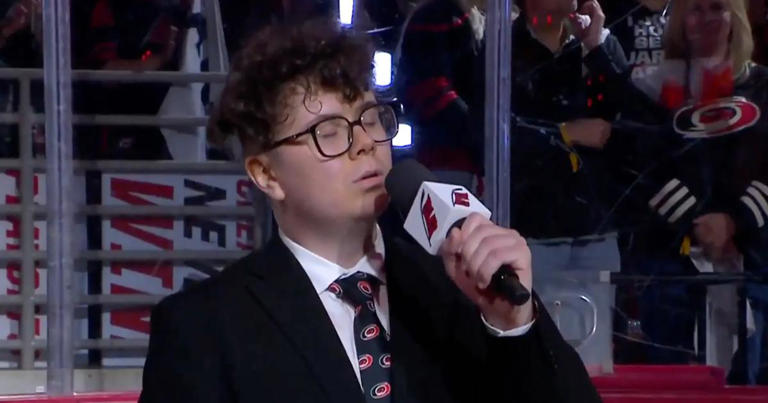 Hurricanes anthem singer sings 'O Canada' in French before Game 1