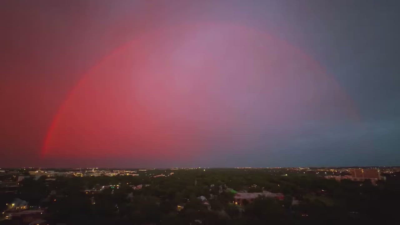 USA: Blitze, Regenbogen und Sonnenuntergang vereinen sich nach Sturm zu ...