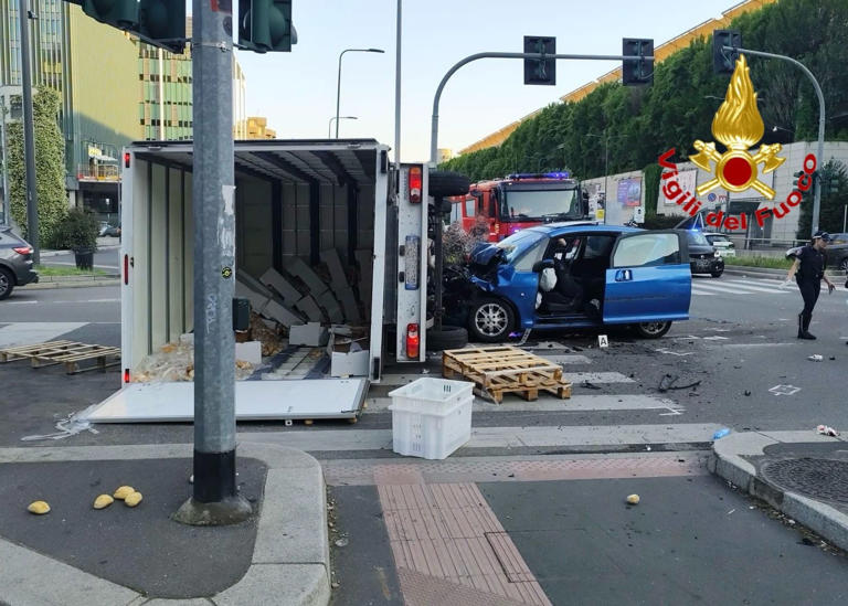 Scontro tra auto e furgone che porta pane a Milano, un ferito