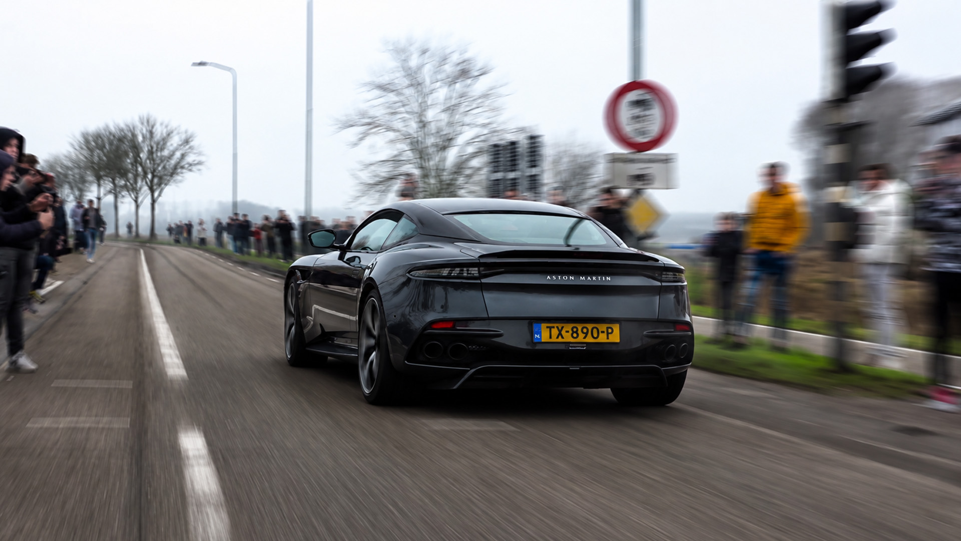 Aston Martin DBS laat brute kracht zien voor de menigte