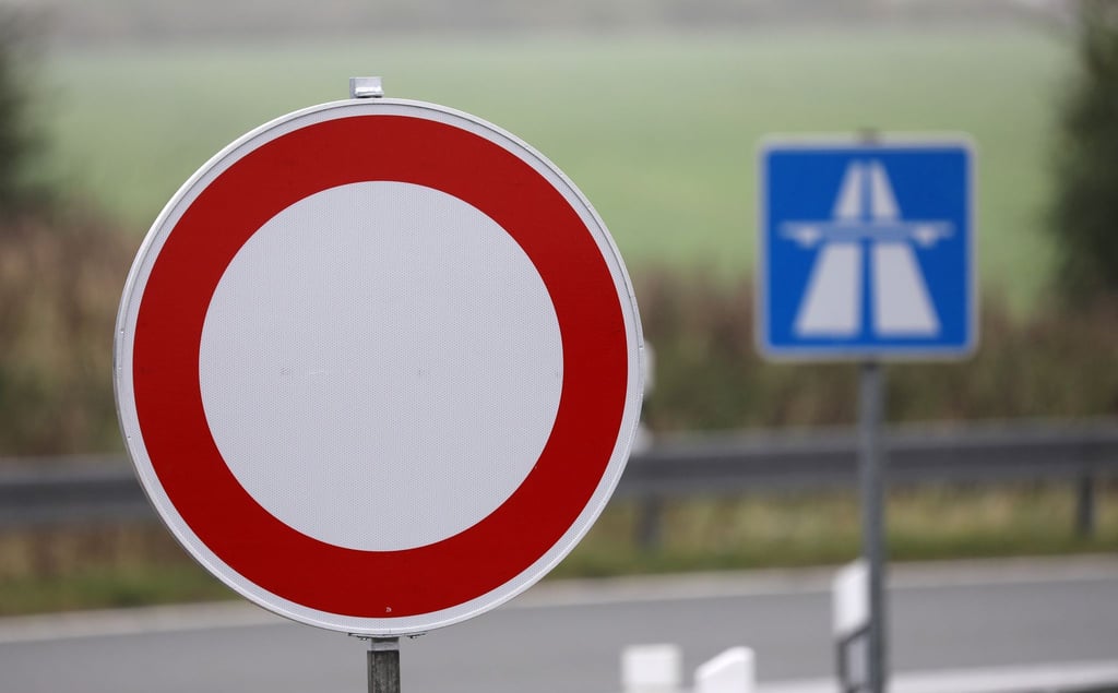 Lkw kippt auf Autobahn um – Strecke wohl noch stundenlang gesperrt