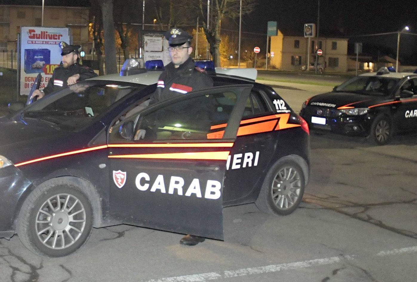 Aggressione in pieno centro. Minacce con un coccio di vetro, in due ...