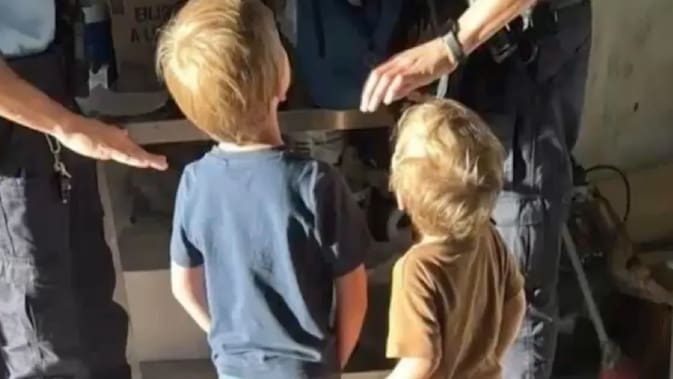 Mit verbundenen Augen: Kinder (3 und 5) im Wald in Portugal ausgesetzt ...