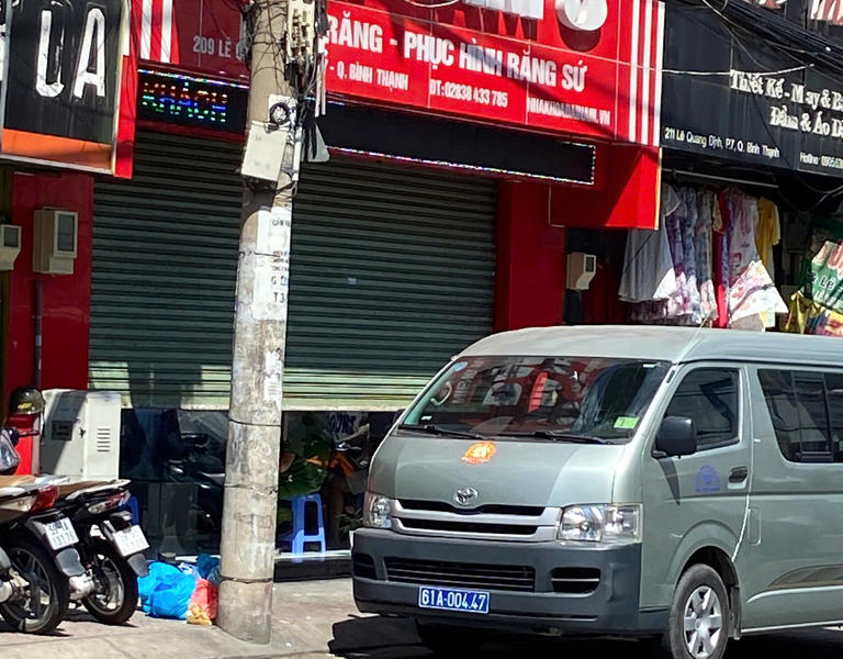 Cảnh sát xuất hiện ở nhiều phòng khám nha khoa trong vụ ly hôn 1.000 tỷ