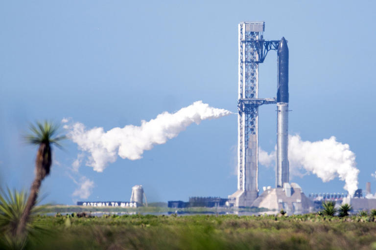 SpaceX delays Starship launch on hydraulic pin malfunction