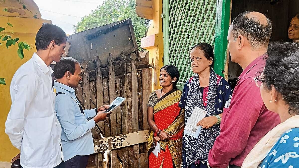 Scammers hand out fake census forms