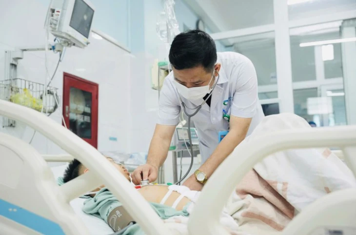 Bị sút bóng vào bụng, bệnh nhi 13 tuổi nguy kịch vì sốc mất máu do chấn ...