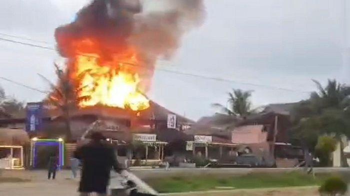 Update kebakaran hebat Pamugaran Lounge di Kampung Turis Pangandaran ...