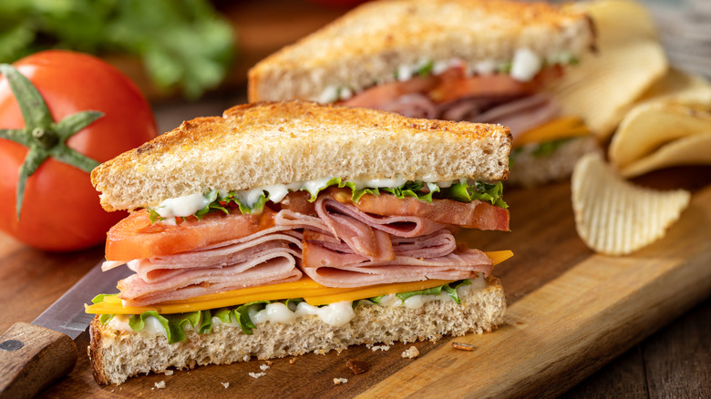 8 gas station chains with the best sandwiches, according to reviews