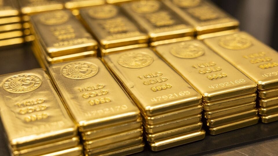 Gold price drops on MCX on a stronger dollar; inflation concerns fuel ...