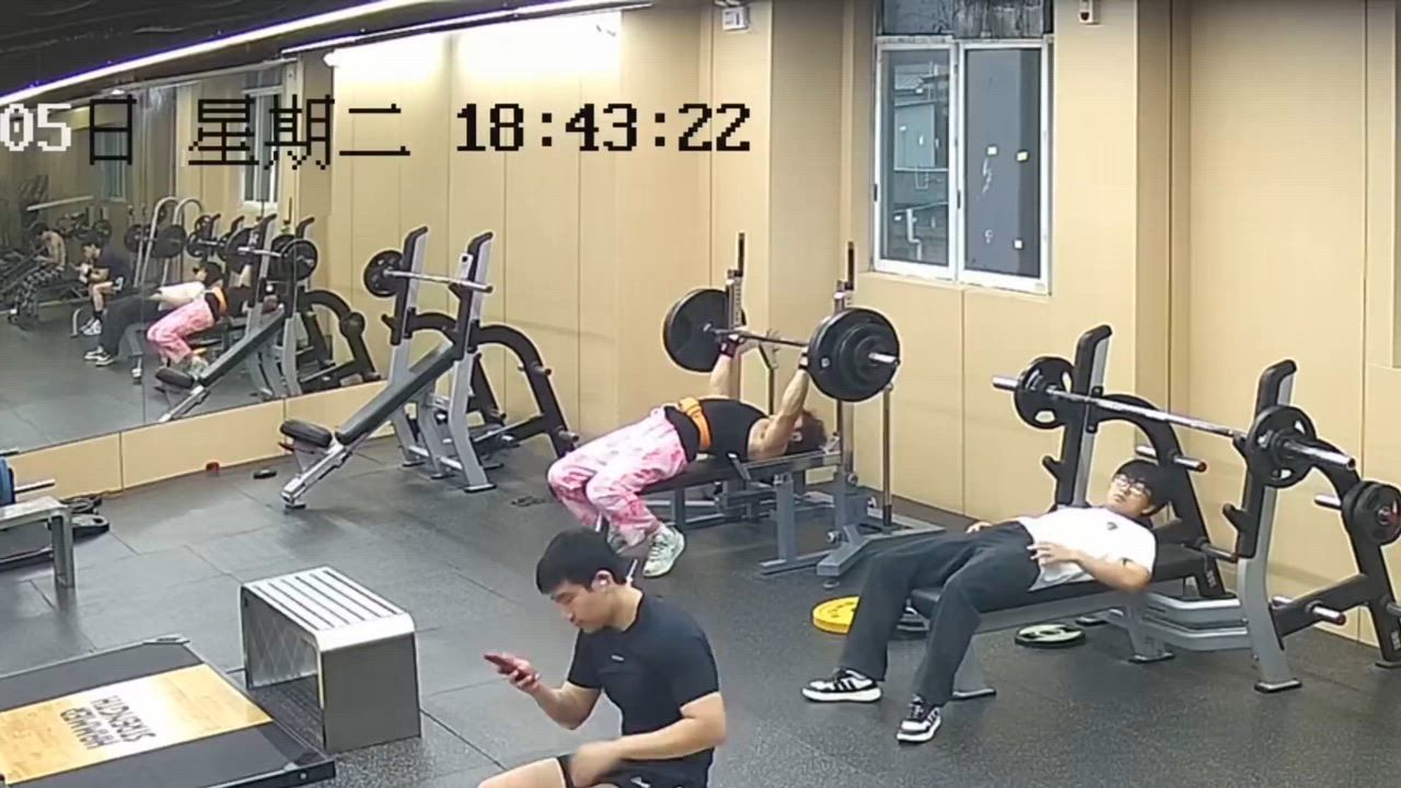 China: Chinesischer Mann entkommt knapp, nachdem ihn eine 145-kg ...