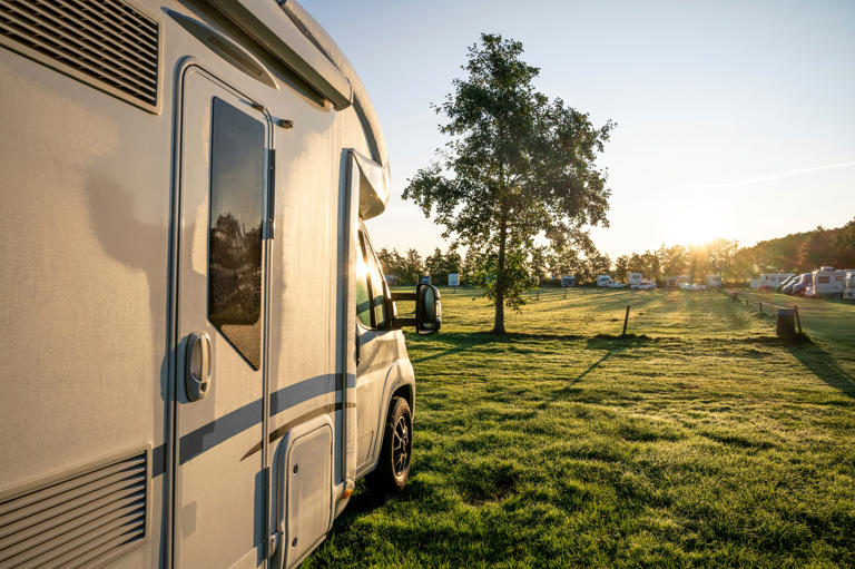 Op deze Nederlandse camperplaats hoef je je camper nooit meer goed neer ...