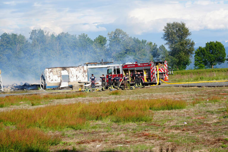 Abbotsford fire destroys 3 barns, thousands of chickens dead: fire crews