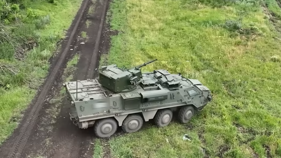 Russische FPV-Drohnen jagten den ukrainischen BTR-4-Konvoi nahe Pokrowsk