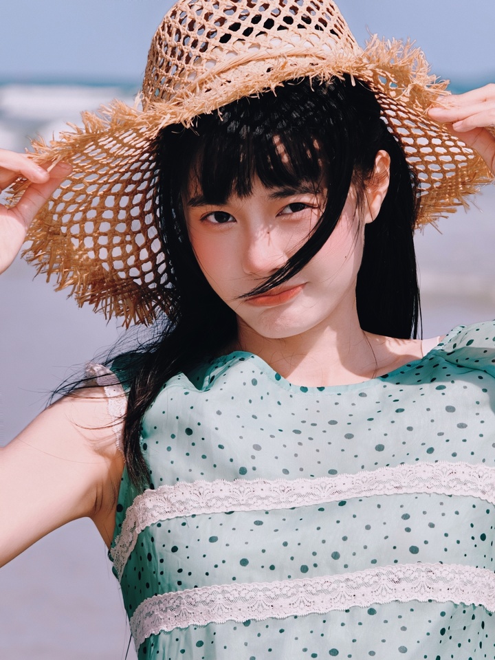 海边的温柔瞬间：一顶草帽，定格夏日心动