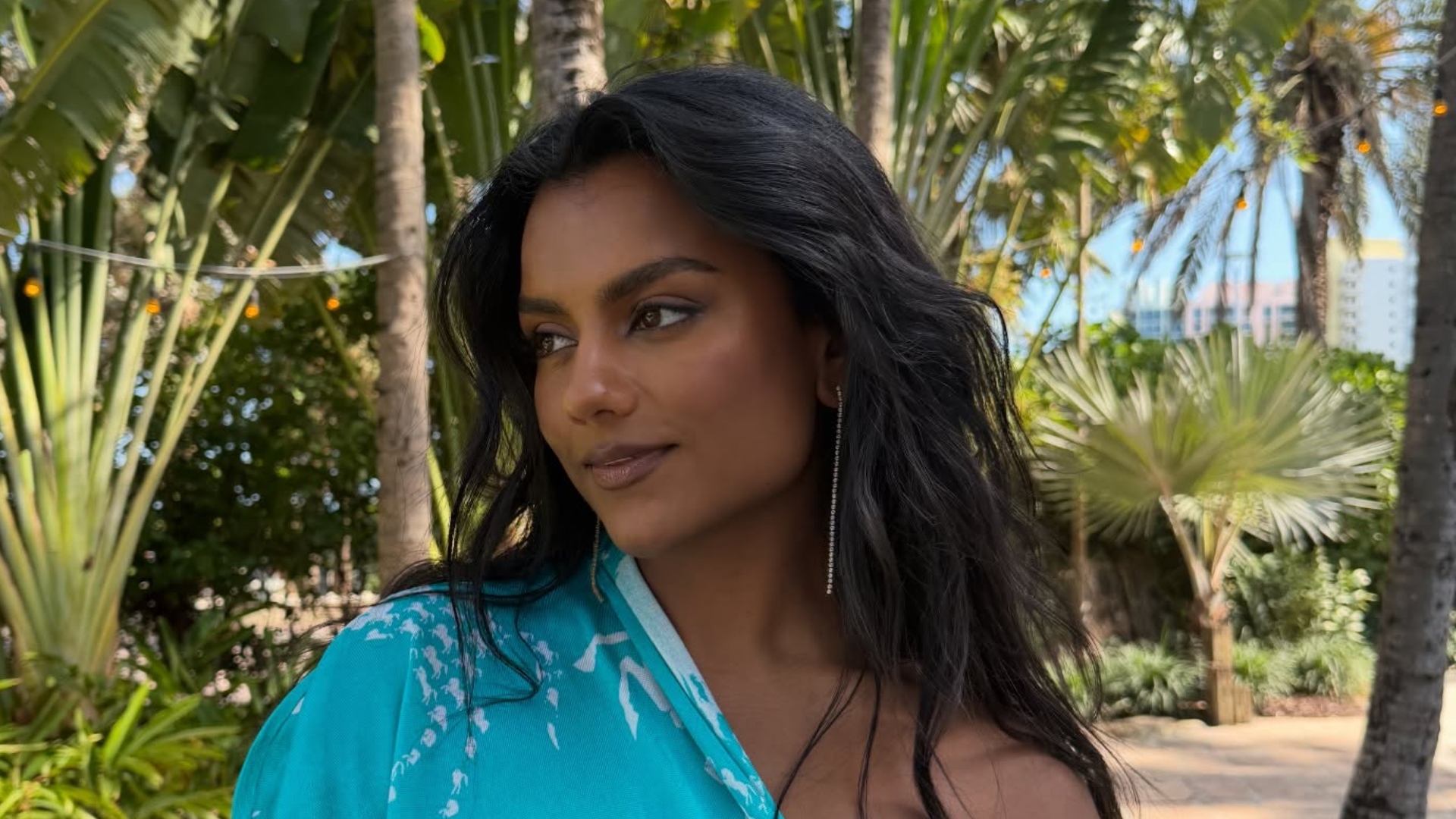 On the sand, this British actress is bringing back a key trend for ...