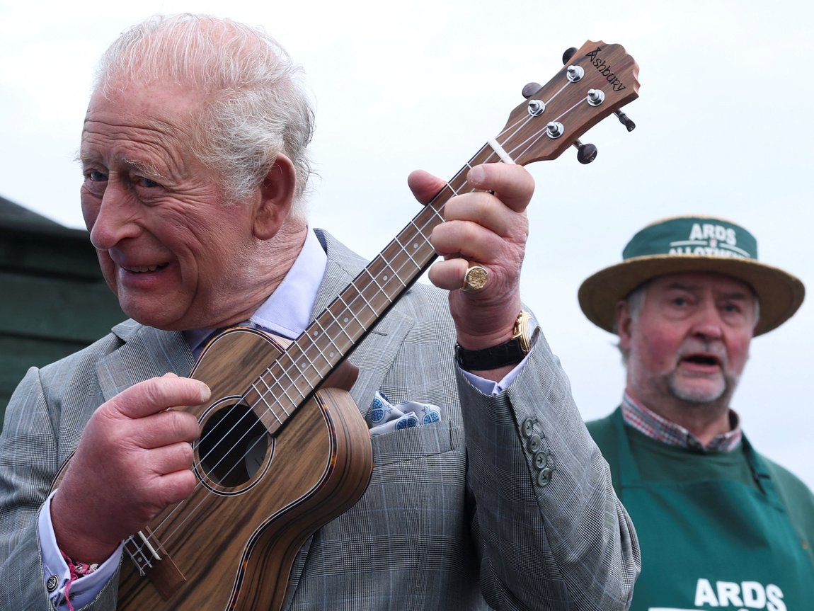 Unknown talent: King Charles plays the ukulele