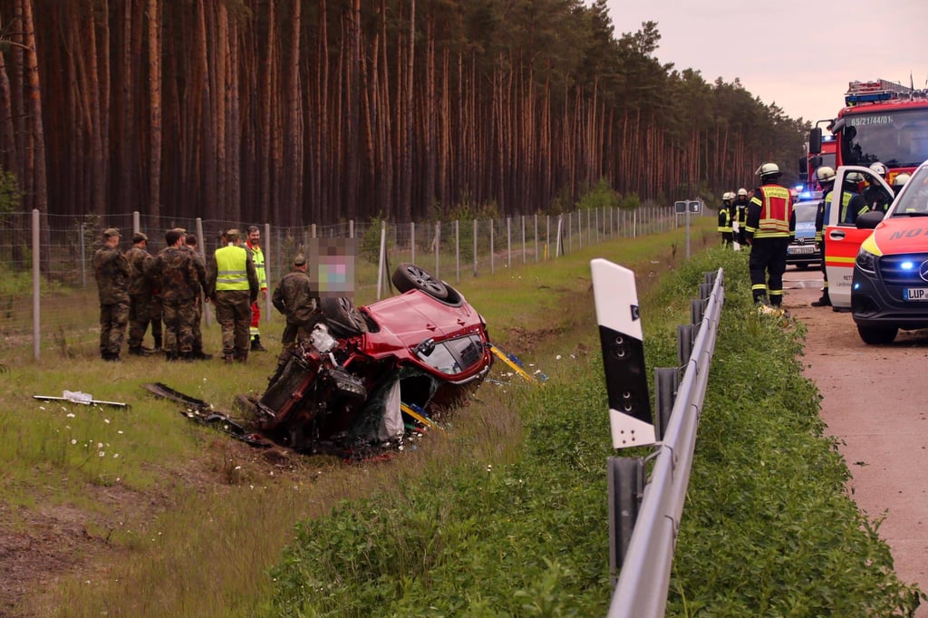 Schwerer Unfall auf der Autobahn: Soldaten retten Mädchen (8) und seine ...