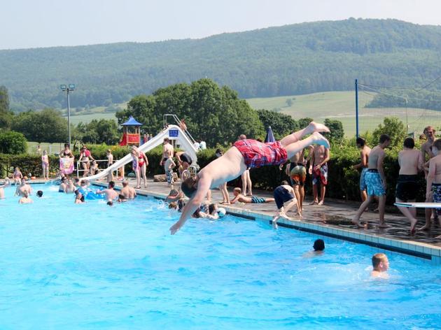 Ohne Bargeld ins Freibad: Saison nimmt am Wochenende Fahrt auf