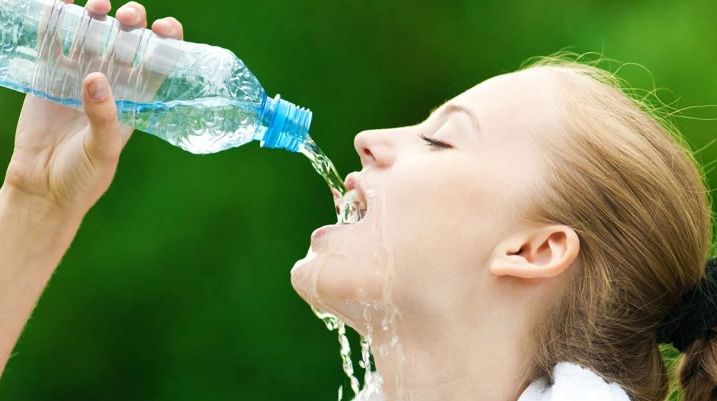 Hoax atau fakta, minum air putih berlebihan berbahaya bagi ginjal?