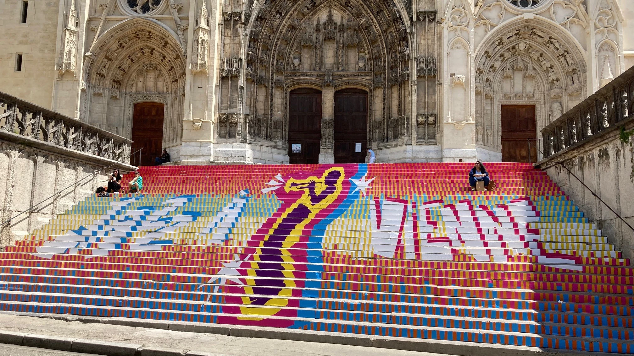 Vienne : les contremarches de la cathédrale aux couleurs de Jazz à Vienne