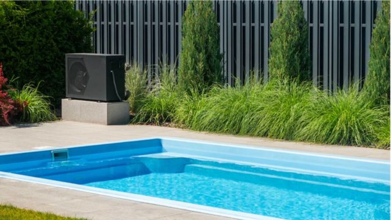 „Alles sinnlos”: Rentnerpaar kann eigenen Garten wegen wegen Pool des ...
