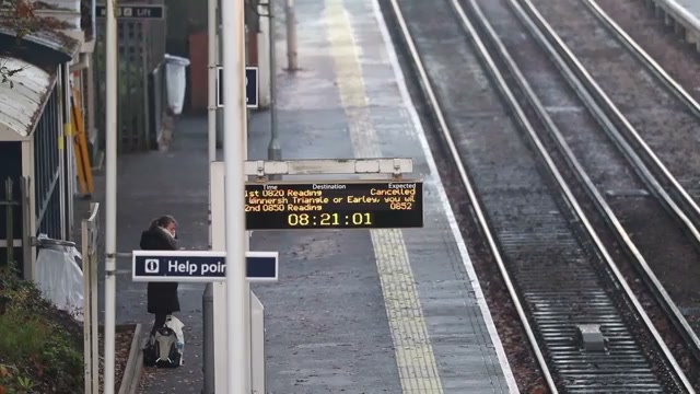 Bank holiday travel chaos: The best times to travel this weekend
