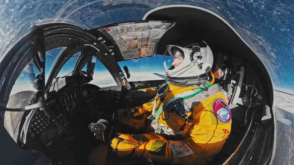 Watch the U-2 spy plane climb 70,000 feet to the edge of space - "Sky ...